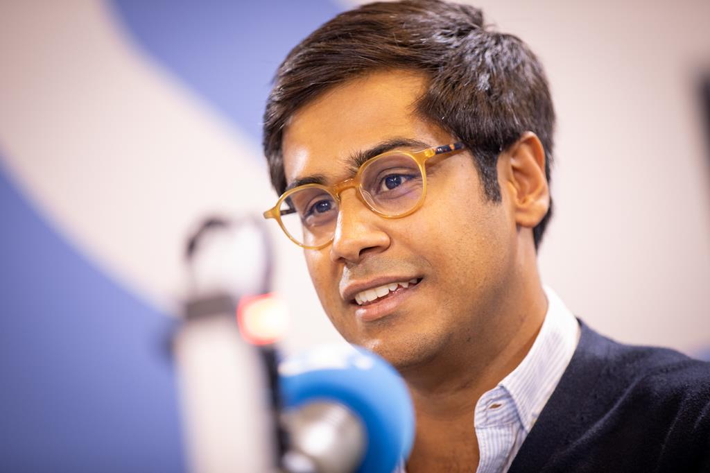 Uma católica, um muçulmano e um hindu entram num podcast. Os jovens ...