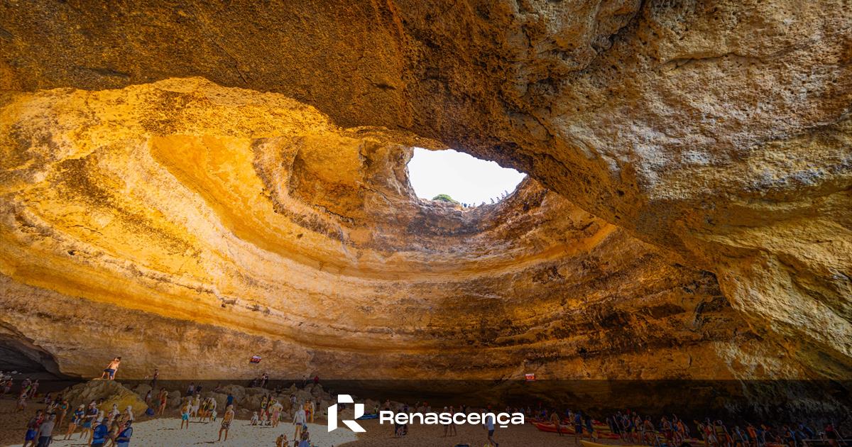 Nadar junto às grutas de Benagil é proibido. Multas podem chegar aos ...