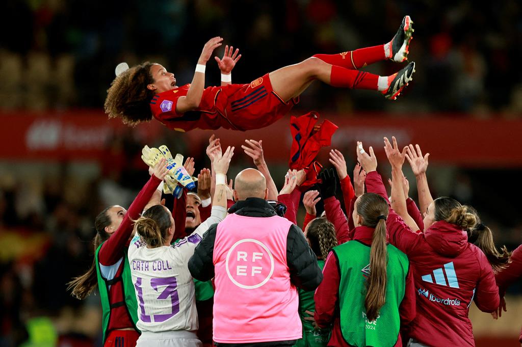 Vicky López, a bicampeã da Europa que leva a bola no pé e os livros na ...