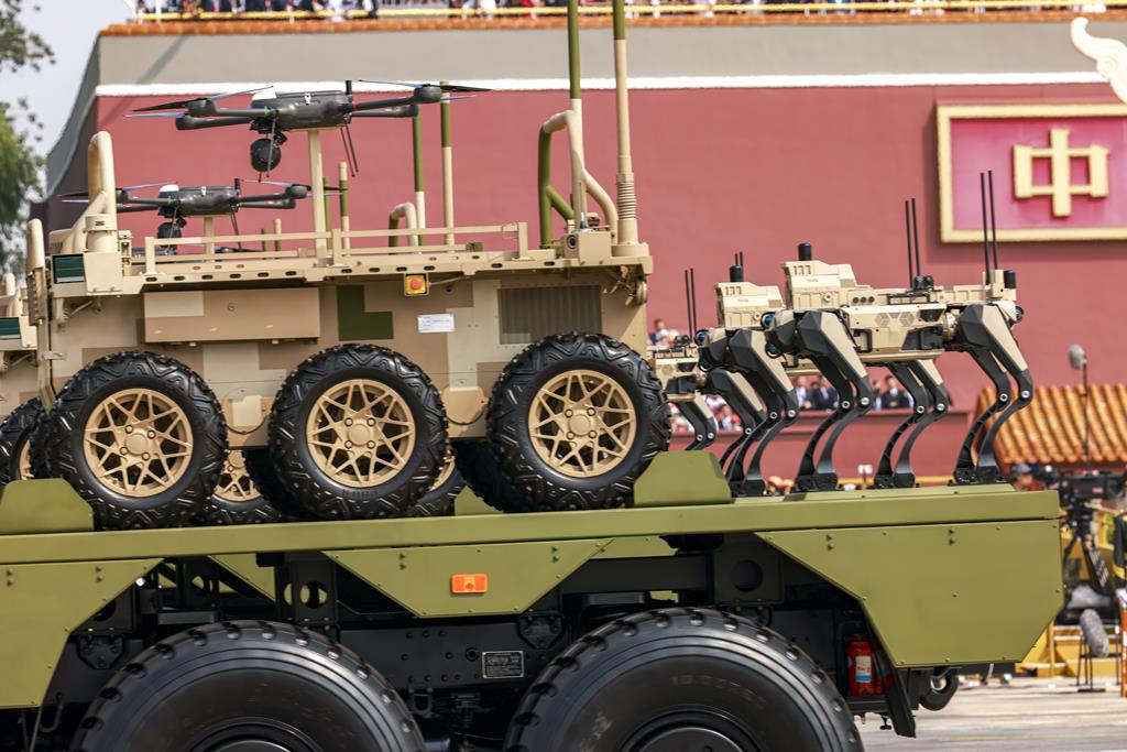 Desfile militar da China revela lobos robóticos, canhões laser e ...