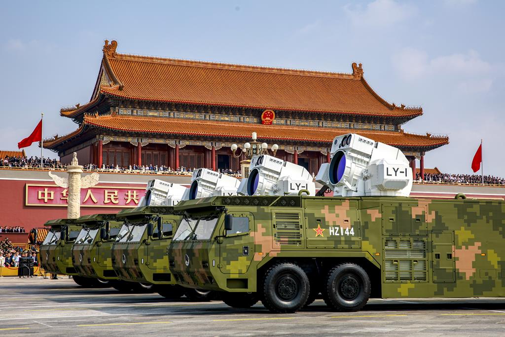 Desfile militar da China revela lobos robóticos, canhões laser e ...