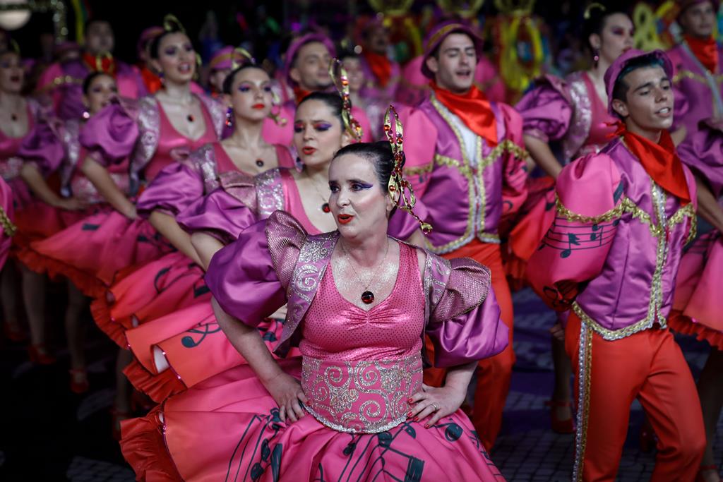 Marchas populares em imagens. A cor e a alegria voltaram à Avenida ...