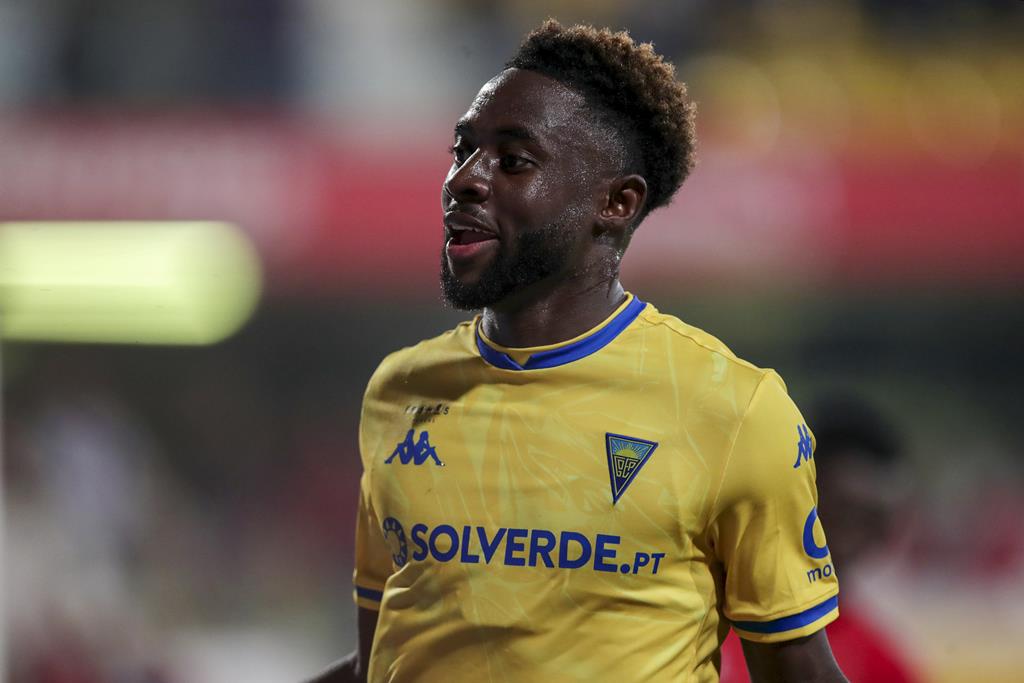 Estoril ganha com golo nos descontos em Barcelos - Renascença