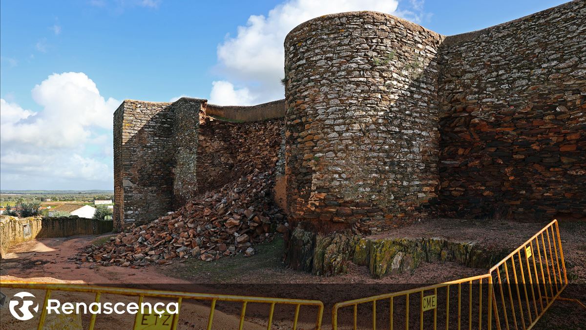 Ruiu troço da muralha do Castelo de Veiros no concelho de Estremoz ...