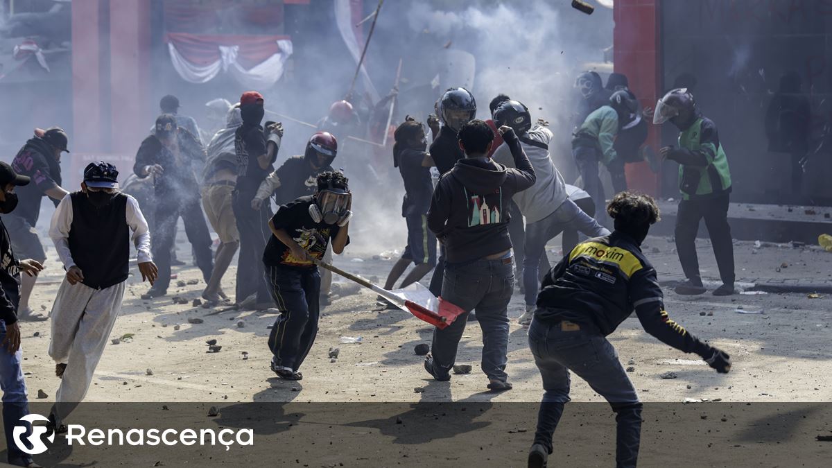 Um manifestante morto e 600 detidos em protestos violentos na Indonésia ...