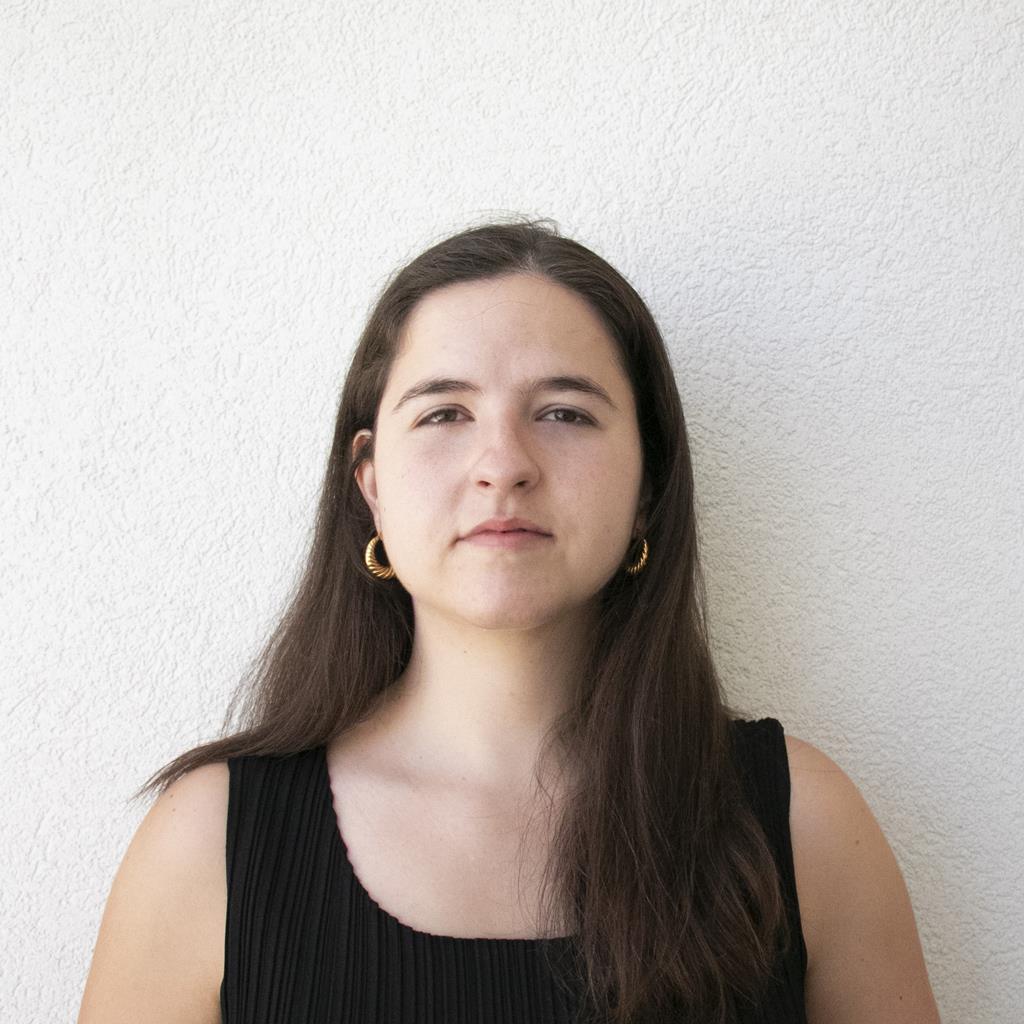 Ana Pinho Vargas fotografa o “Silêncio” das partituras do pai António ...