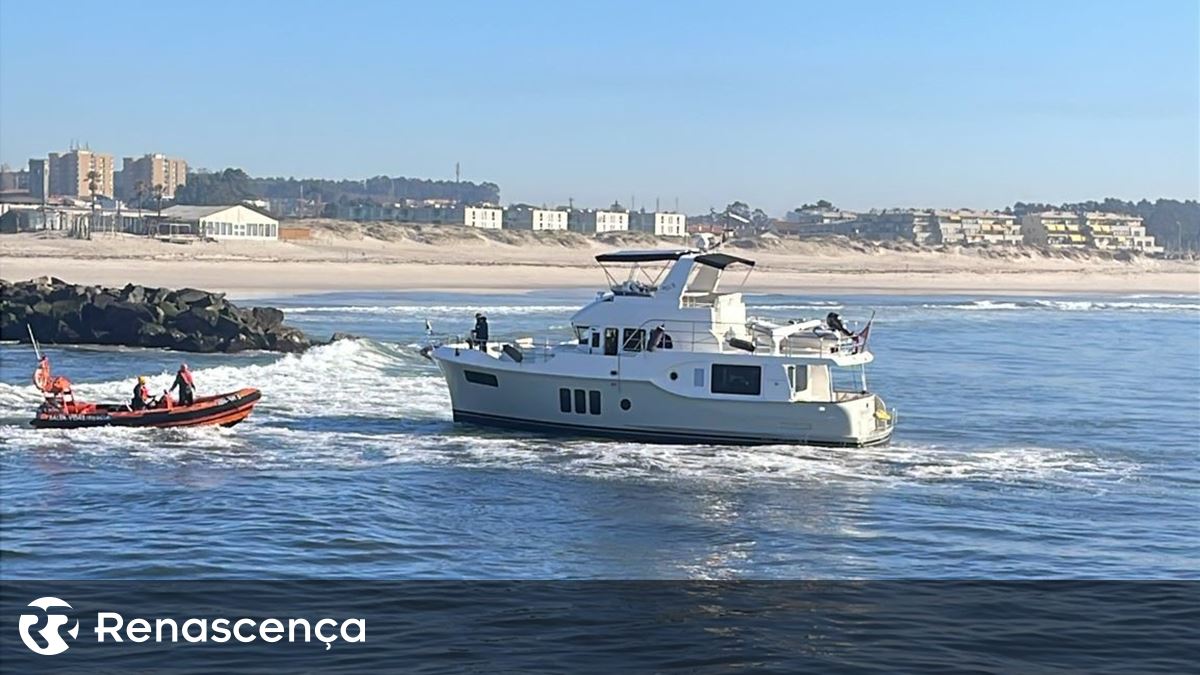 Embarcação de recreio encalha na barra do porto de Vila do Conde ...