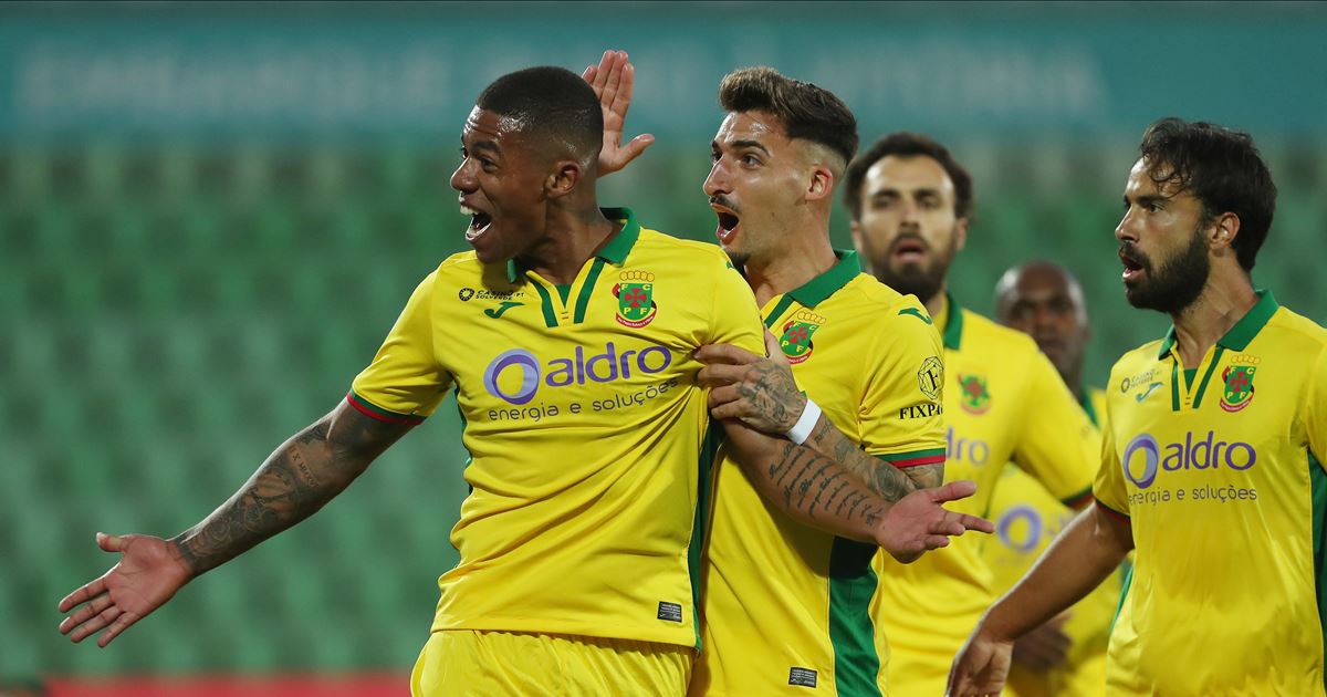 Douglas Tanque candidata-se a melhor marcador da história do Paços de ...