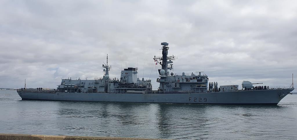 Fragata da Marinha britânica em Troia presta homenagem a Isabel II com ...