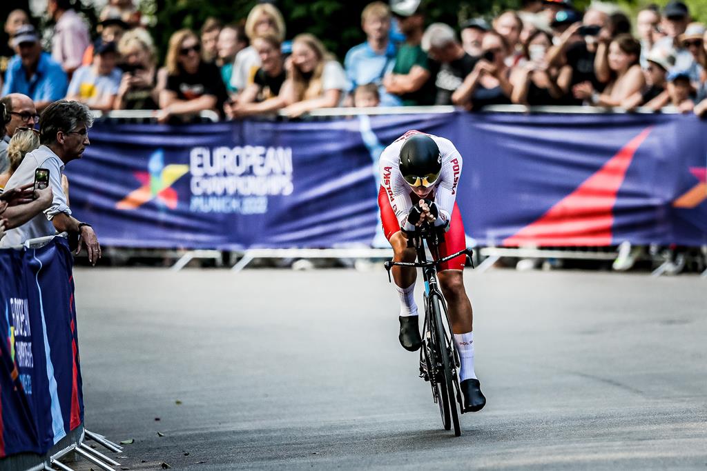 Ciclista atira meio pelotão ao chão na Volta à Flandres - Renascença