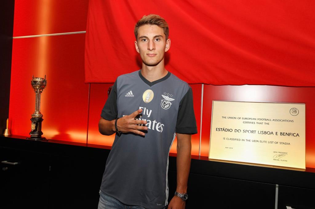 Benfica oficializa Martin Chrien - Renascença