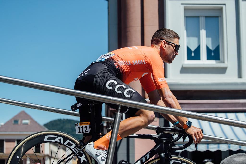 Patrick Bevin é o primeiro ciclista a desistir da Volta a França ...